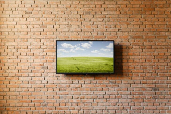 Comment fixer sa TV au mur sans voir les fils