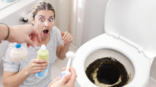Traces noires au fond des WC : causes et solutions efficaces
